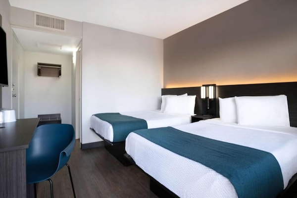 2 Full Beds  Non-smoking - Bakersfield, CA