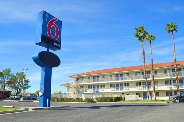 2 Full Beds  Ada/tub/mini Fridge - Twentynine Palms, CA