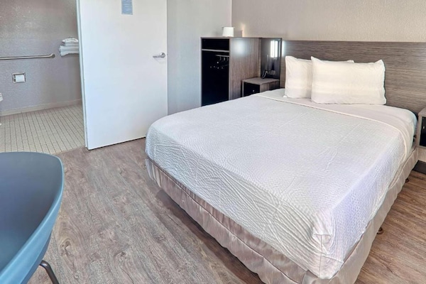 1 Queen Bed  Micfridge Smoking - Lancaster, CA