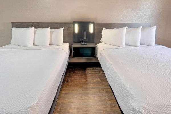 2 Queen Beds  Micfridge - Lancaster, CA