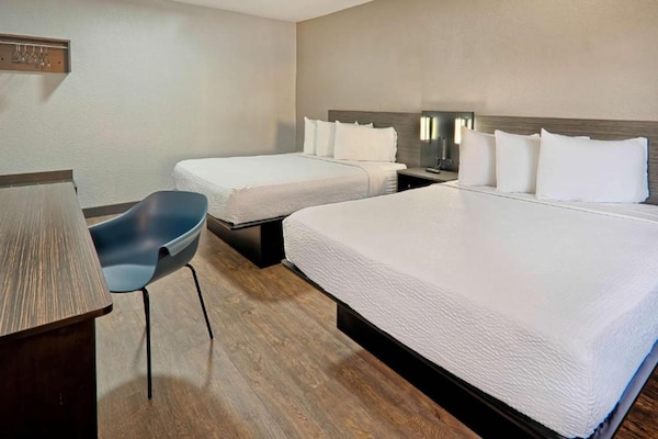 2 Full Beds  Ada/ri Shower/micfridge - Lancaster, CA