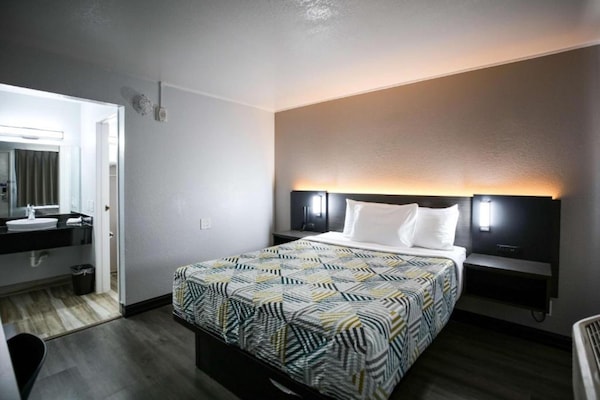 1 Queen Bed - Roseville, CA