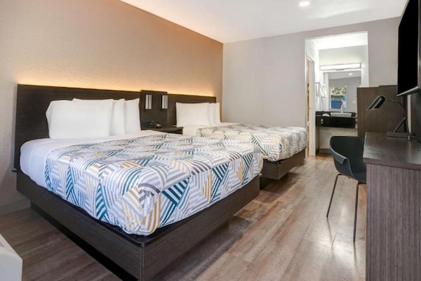 2 Queen Beds Micfridge - Sacramento, CA