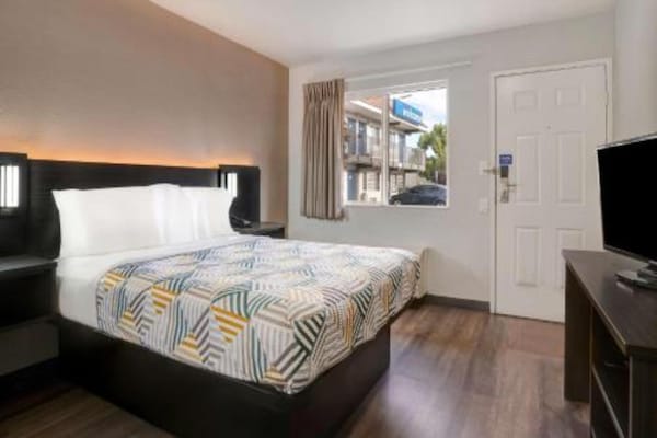 1 Queen Bed  Ada/ri Shower - Sacramento, CA