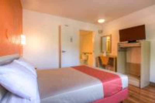 1 Full Bed  Ada/tub - San Diego, CA