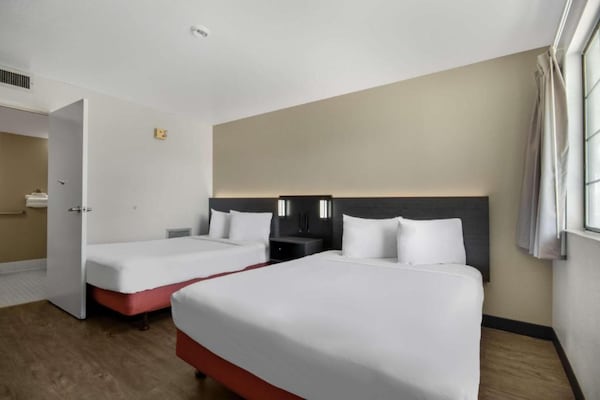 2 Queen Beds Ada/tub - Lompoc, CA