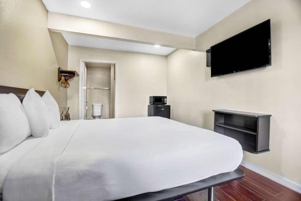 1 King Bed  Non-smoking Kitchen - Ukiah, CA