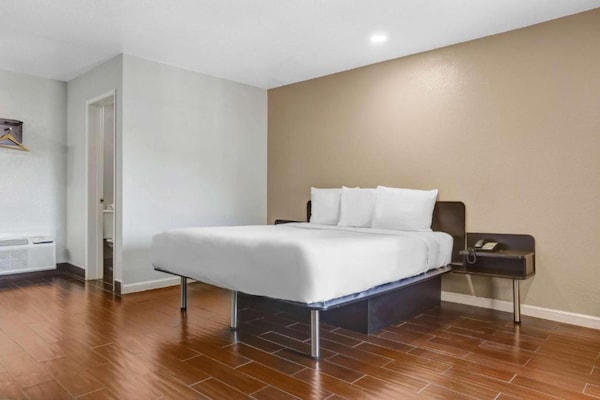 1 King Bed  Non-smoking Micfridge - Ukiah, CA