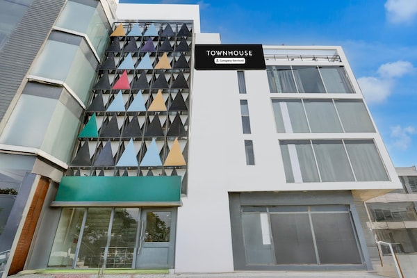 Super Townhouse Sector 64 Near Worldmark Gurugram Formerly Vero - Gurgaon