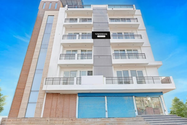 Super Townhouse Sector 62 Gurgaon Near World Mark - Gurgaon
