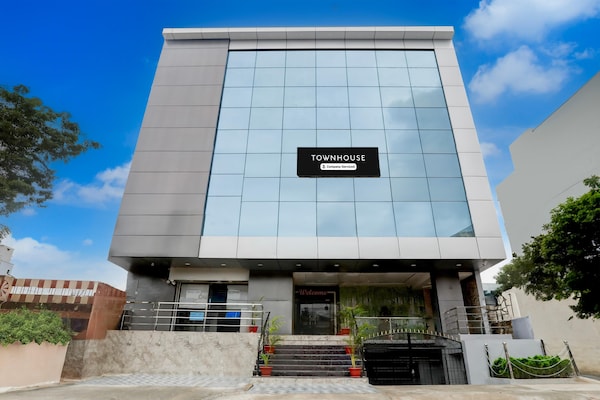 Super Townhouse Khammam Formerly Bluemoon -