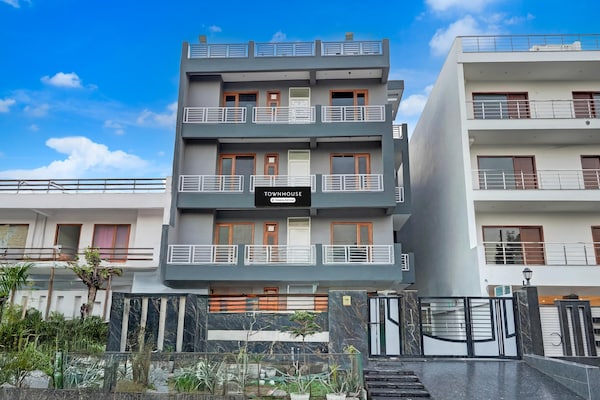 Super Townhouse Sector 135 Noida - Faridabad