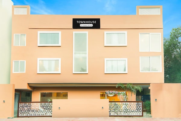 Super Townhouse Viraj Khand Formerly Veridian Inn - Lucknow