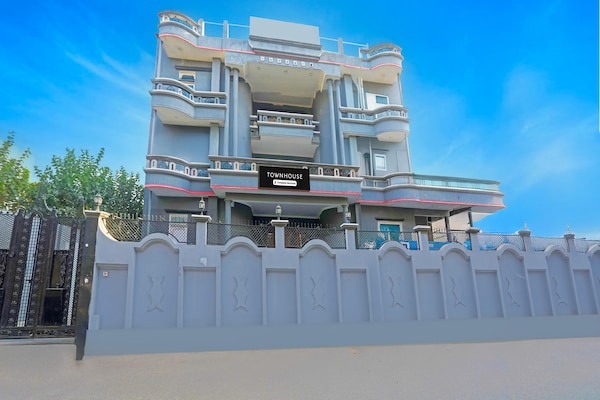 Super Townhouse Vijay Khand Gomti Nagar - Lucknow