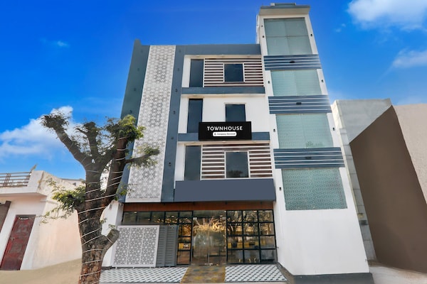 Super Townhouse Shaheed Path Near Ambedkar University Formerly Kings Paradise - Lucknow