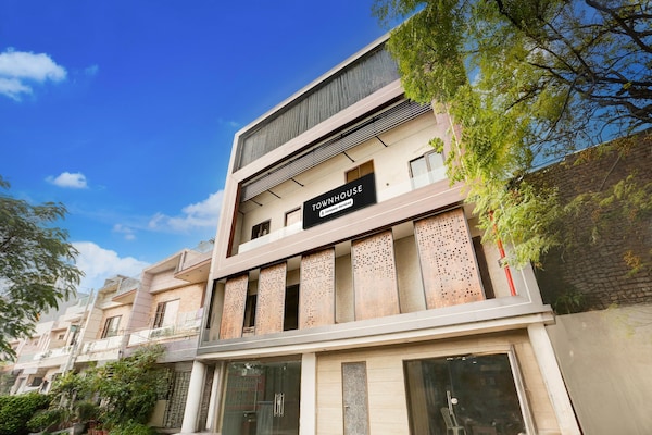 Super Townhouse Haibowal Chowk - Ludhiana