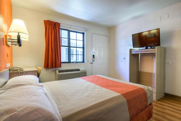1 Queen Bed  Mini Fridge - San Dimas, CA