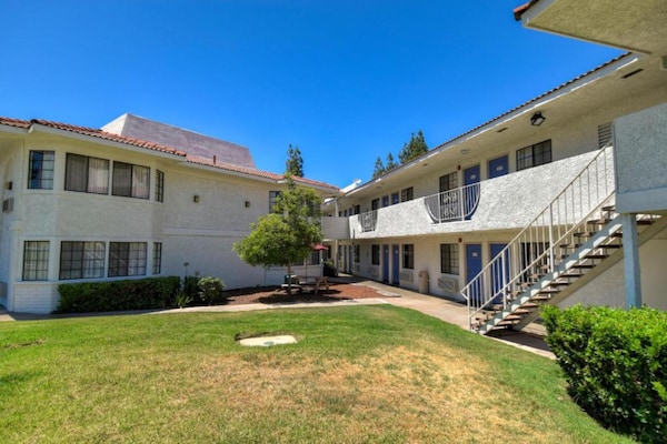 2 Full Beds  Microwave - Pomona, CA