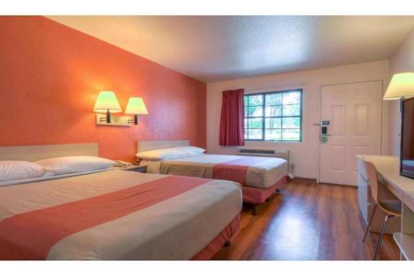 2 Full Beds  Mini Fridge - La Verne, CA