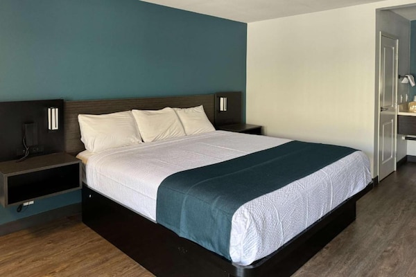 1 King Bed  Non-smoking Micfridge - Hawthorne