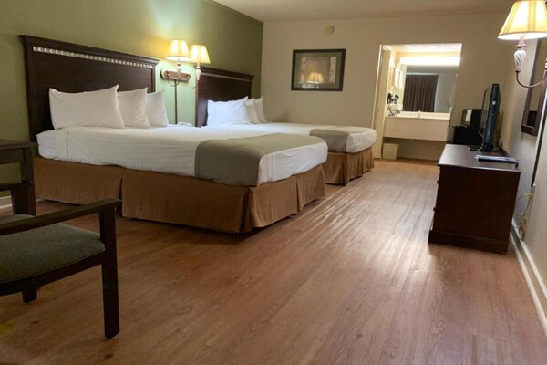 2 Queen Beds Non-smoking Micfridge - Alabama