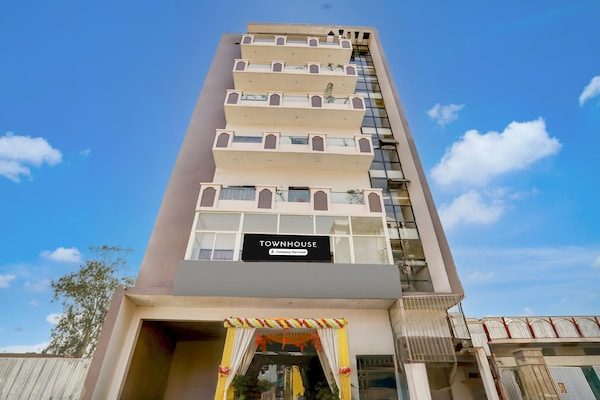 Super Townhouse Hyderabad Gate Iit Bhu Formerly Rk Heights - Varanasi