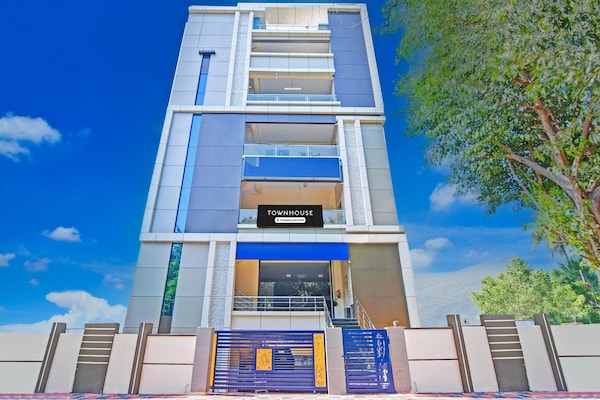Super Townhouse Dwarakanagar Near Gurudwara - Visakhapatnam