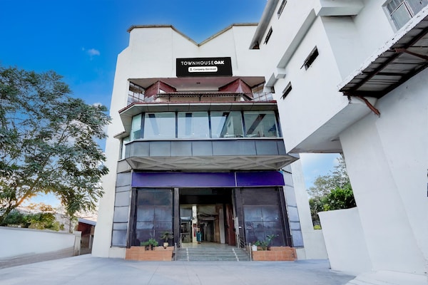 Super Townhouse Oak Clock Tower - Dehradun