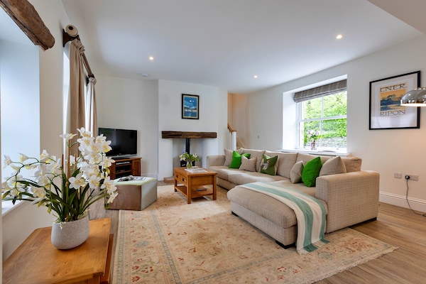 The Old Estate Office Nr Grantley Hall - Yorkshire