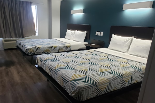 2 Queen Beds  Non-smoking Micfridge - Victorville, CA