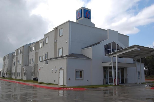 2 Full Beds  Smoking Micfridge - Leander, TX