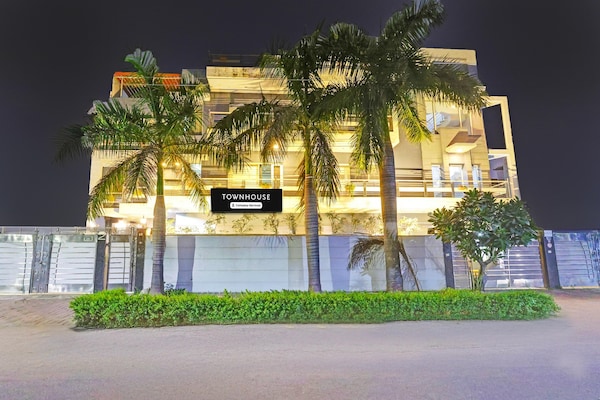 Super Townhouse Sector 49 Sohna Road - Gurgaon