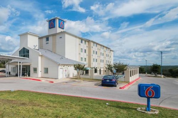 1 Queen Bed Non-smoking Micfridge - Marble Falls, TX