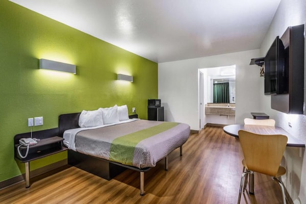 1 King Bed Non-smoking Micfridge - San Marcos, TX