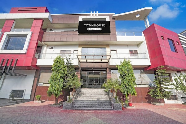 Super Townhouse Lalghati Near Airport - Bhopal