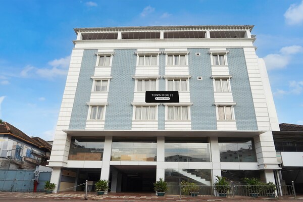 Super Townhouse Mg Road Trivandrum Formerly Nandanam Park - Trivandrum