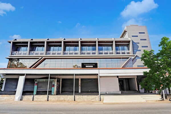 Super Townhouse Bhagvadar Porbandar Formerly Hotel Shiv Plaza - Gujarat