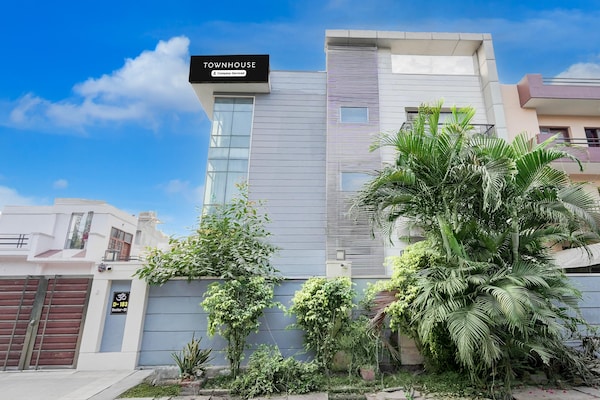 Super Townhouse Sector 51 Noida Near Metro Station - 노이다