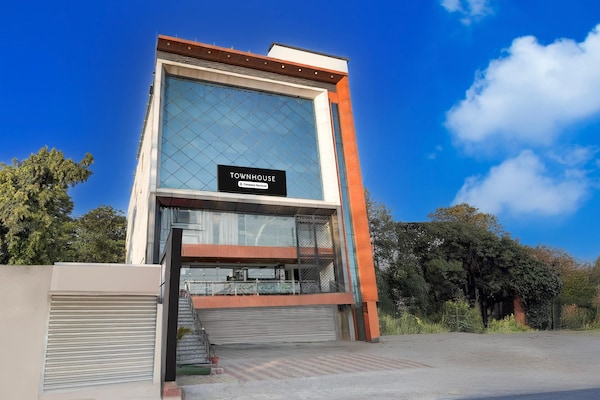 Super Townhouse Haridwar Road Near Rispana Pul Dehradun - 데라둔