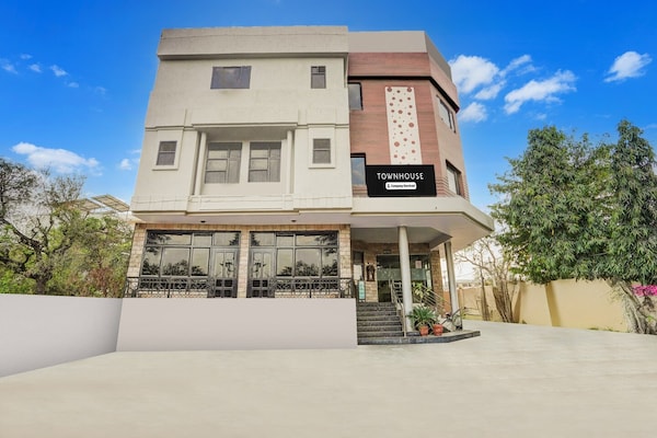 Super Townhouse Sikar Road Jaipur Formerly Hotel Aroma Inn - Jaipur
