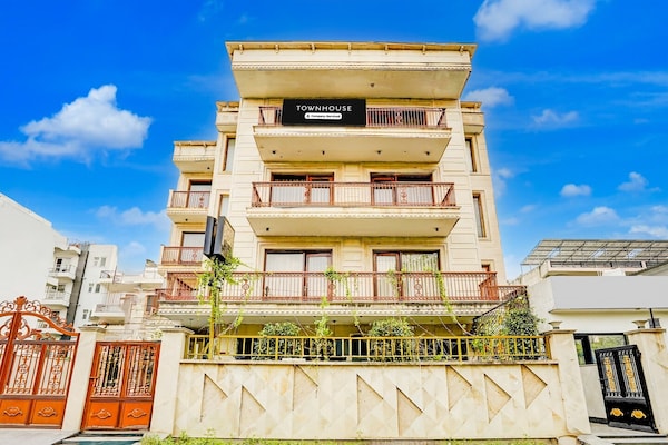 Super Townhouse Sector 47 Near Medanta - Gurgaon