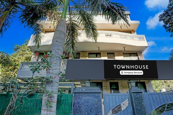 Super Townhouse Sushant Lok Phase 1 Formerly Hotel Neven - Delhi