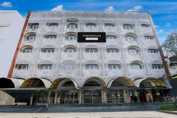 Super Townhouse Prayagraj Near Railway Station Formerly Santosh Palace- Mrc1 - Prayagraj