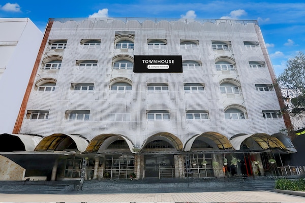 Super Townhouse Prayagraj Near Railway Station Formerly Santosh Palace- Mrc2 - Prayagraj