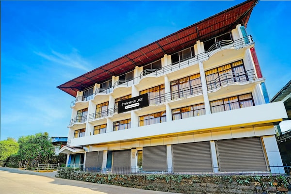 Super Townhouse Madikeri Fort Formerly Hotel Raj- Mrc1 - Kodagu