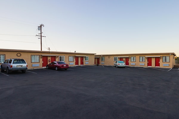 1 Queen Bed Non-smoking Micfridge - Hesperia, CA