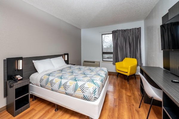 1 King Bed  Non-smoking Micfridge - Branford, CT