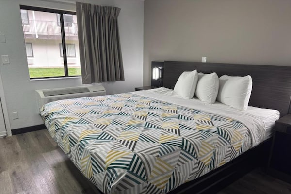 1 King Bed Non-smoking - Connecticut