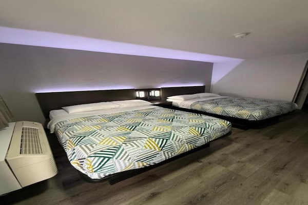 2 Queen Beds  Suite Non-smoking Micfridge - Connecticut
