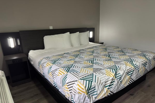 1 King Bed  Smoking Micfridge - Connecticut